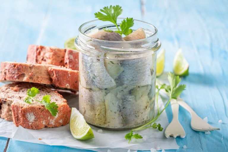 Śledzie marynowane w occie – przepis | GłodnaPolka